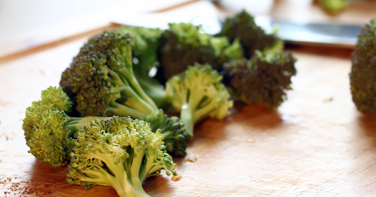 Can You Eat Raw Broccoli? Health Benefits and Risks