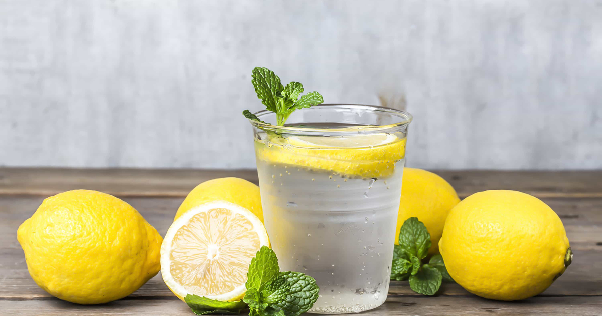 Benefici dell'acqua e limone: Vitamina C, perdita di peso, pelle e ...