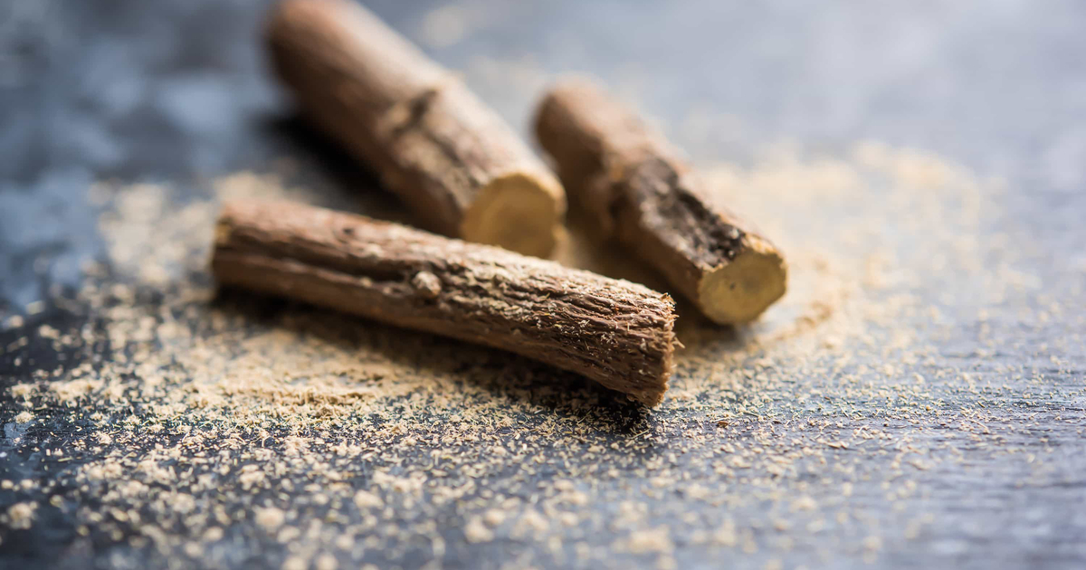 Raiz de alcaçuz: Usos, benefícios, efeitos colaterais, dosagem e formas